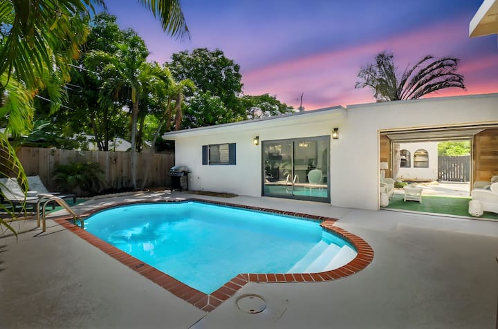 Private Pool | King Bed | Open Air Lounge - Palm Beach, FL