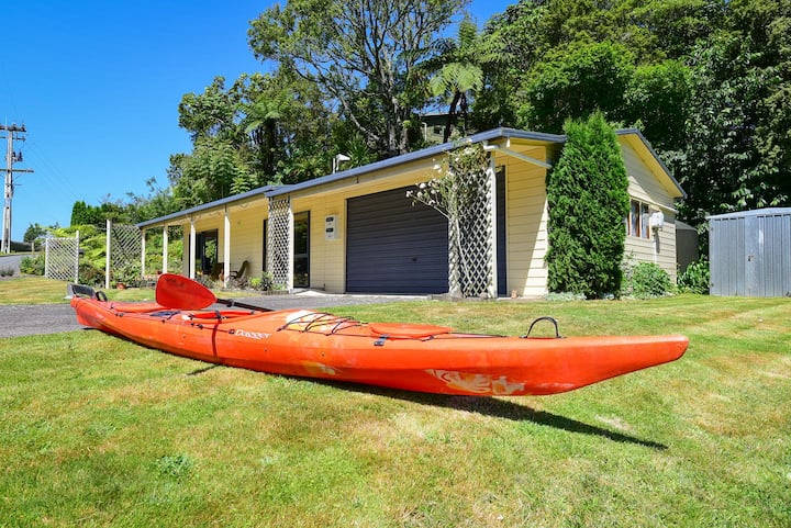 Lake Rotoiti Retreat | Walk To The Lake + Kayaks! - Bay of Plenty