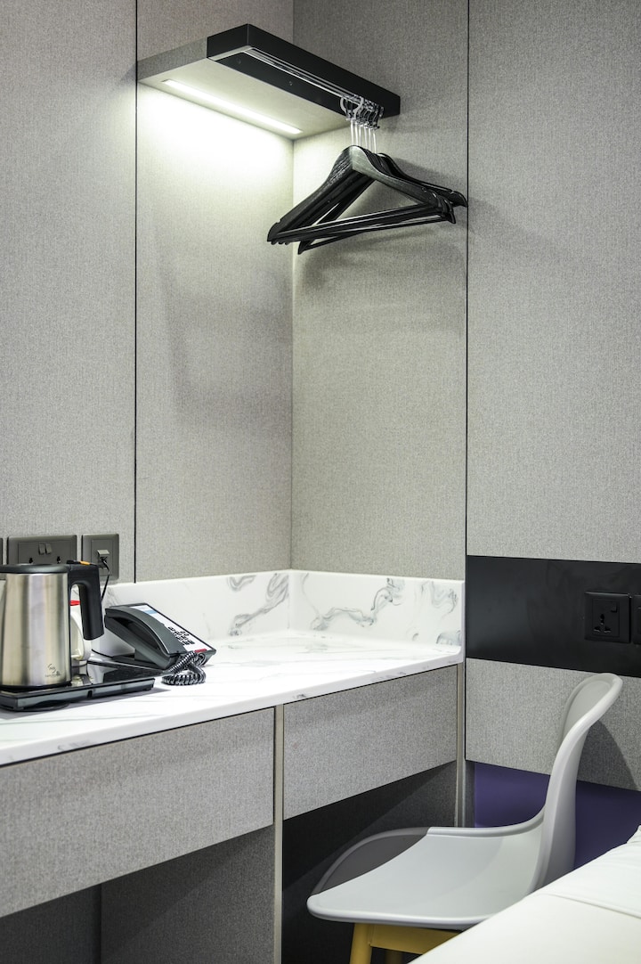 Standard Queen Room Located On The Fringe Of Town - Singapore