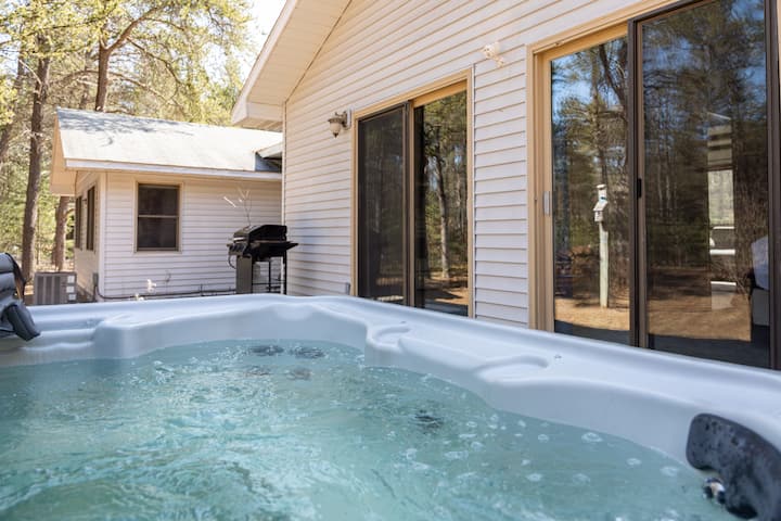 Cinders Whispering Waters And Wilderness Escape - 오너