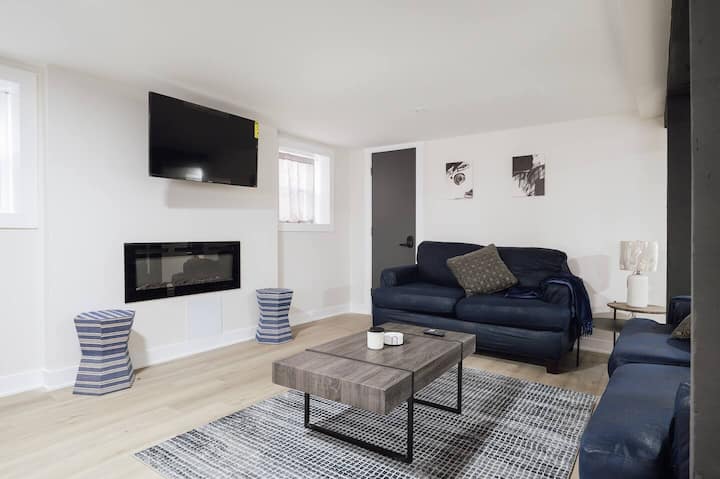 Tranquil Portage Park Stay - Chicago, IL