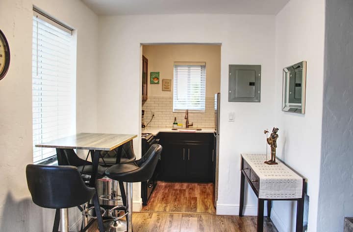 Beachside Home - Pet-friendly, Sleeps 4 - Dania Beach, FL