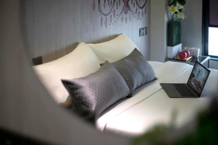 Chic Deluxe Queen Room With Modern Comforts - Singapore
