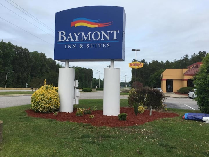 Room For Four | Pool. Free Breakfast. Free Parking - Rocky Mount, NC