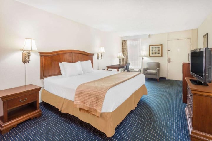 Rocky Mt Suite | Pool. Breakfast. Free Parking - Rocky Mount, NC