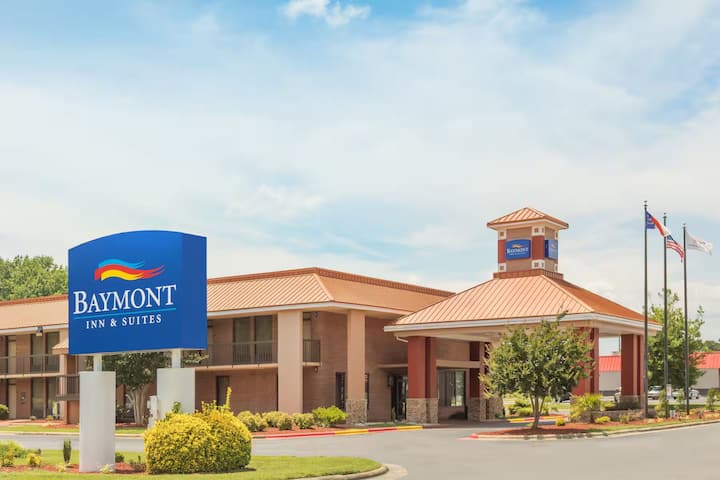 Cozy Nc Suite | Pool. Free Breakfast. Free Parking - Rocky Mount, NC