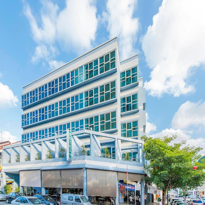 Simple And Cozy Standard Queen Room With No Window - Singapore