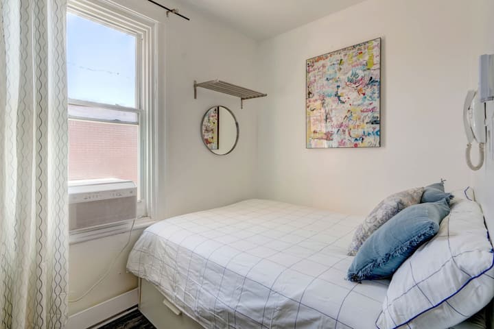 Stylish Suite On Mont-royal Near Cafes And Metro - Montreal