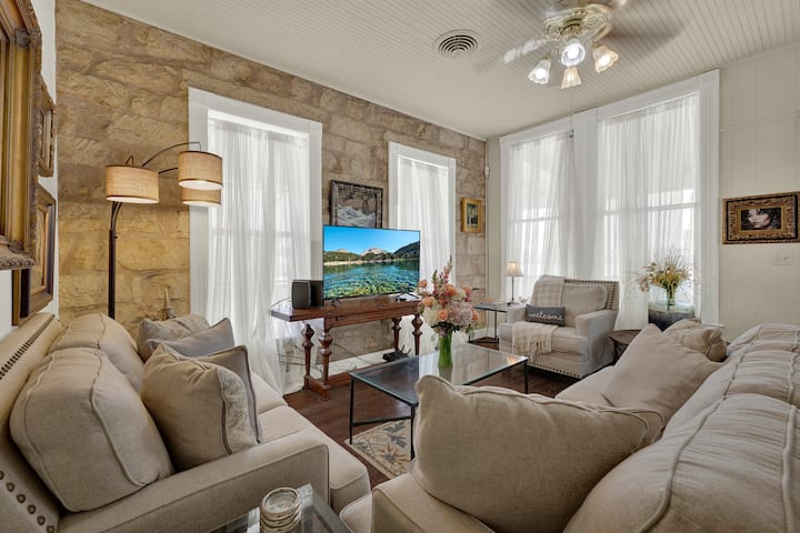 Charming Balcony Suite Overlooking Main Street! - Fredericksburg, TX