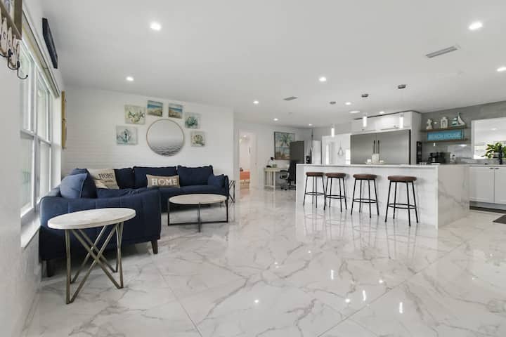Hot Tub + Pet Friendly + Mins To Beach +Sleeps 11 - Clearwater, FL