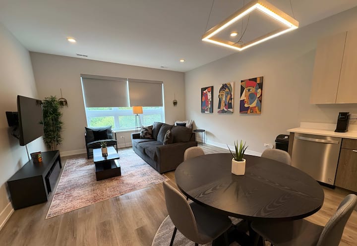 Sleek Style 3br Haven - Free Parking - Chicago, IL