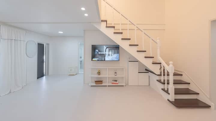 화이트 인테리어의 깔끔한 숙소 파인트리독채형 단체룸 - Incheon