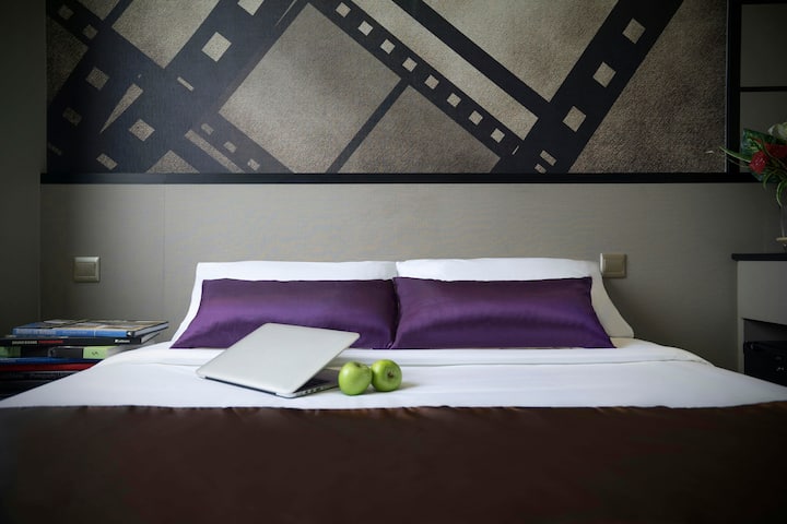 Deluxe Queen Room With Chic Interiors And Comforts - Singapore