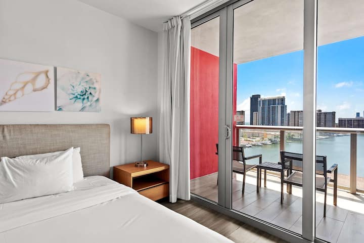 Family Oasis – Balcony, Waterfront Views & Beach A - Hallandale Beach, FL