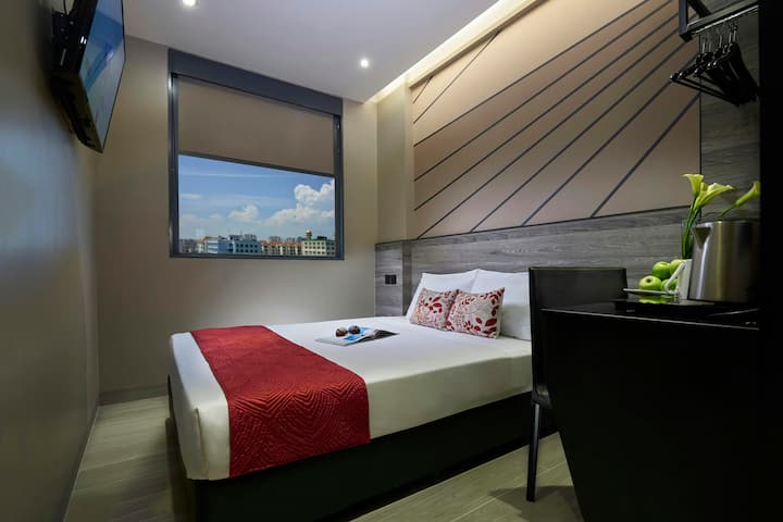 Comfort And Convenience With A Superior Queen Room - Bedok
