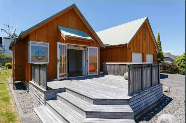 Bright, Sunny Retreat – Walk To Lake & Town! - Taupo