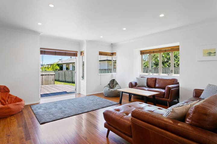 Walk To Lake & Town! - Central Heating - Taupō