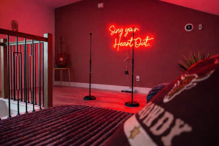 Karaoke+romanticdome+hottub+foosball+minbillard - Dallas, TX