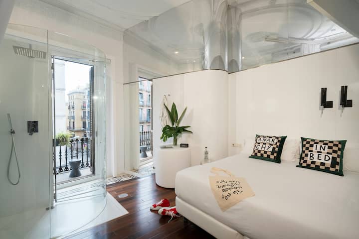 Deluxe Room With Balcony By Chic&basic Born - La Barceloneta