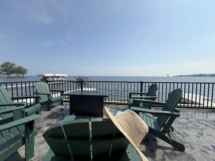 Huge Oneida Lakefront Retreat - Sleeps 20! - New York
