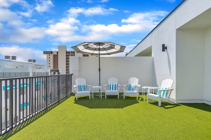 Luxury Home W/ Rooftop Deck, Pool - Azul B3 - Madeira Beach, FL