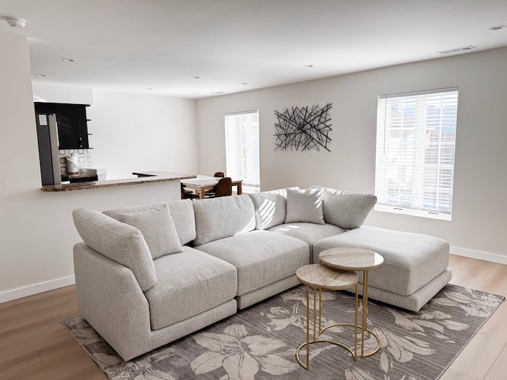 Stylish Modern 2025 Beach Condo - Virginia Beach, VA