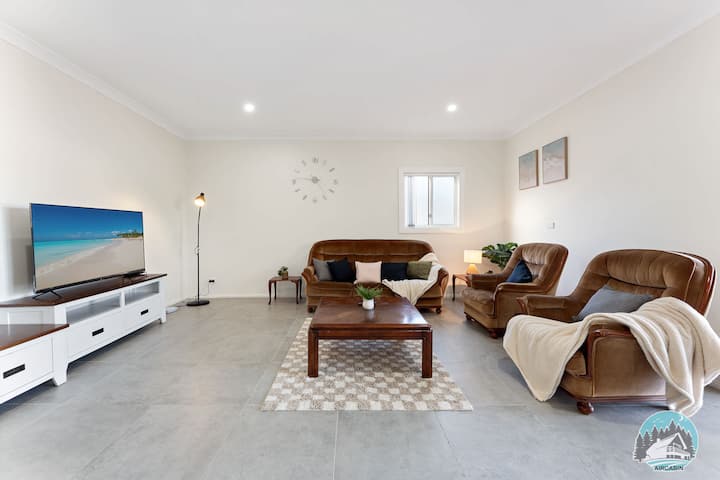 Spacious 4 Bedroom House Near Station & Parramatta - Toongabbie