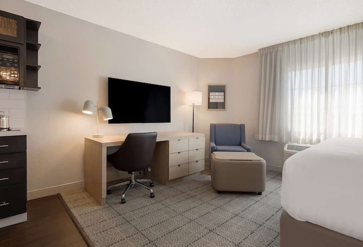 Affordable Stay W/ Full Kitchen, Pets Allowed! - Irvine, CA