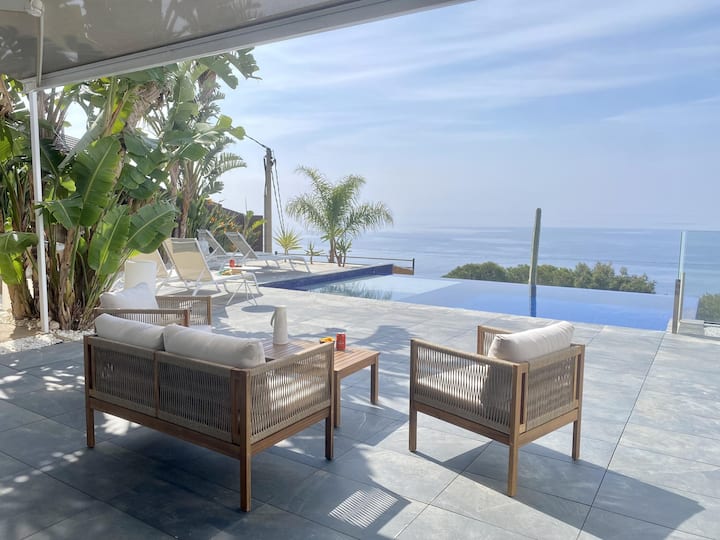 Maison Avec Piscine à Débordement Et Vue Sur La Me - Roses