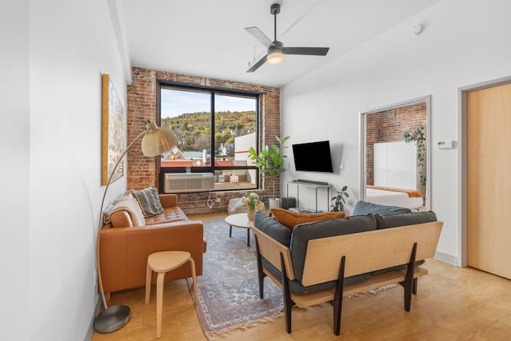 Craft District Apt W/ Gym & Coffee Shop 222 - Duluth, MN