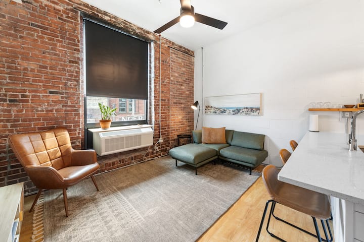 Craft District Apt W/ Gym & Coffee Shop 223 - Duluth, MN