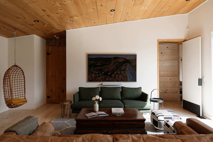 Willow Creek - Modern Sunlit Bungalow - 프린스 에드바르트