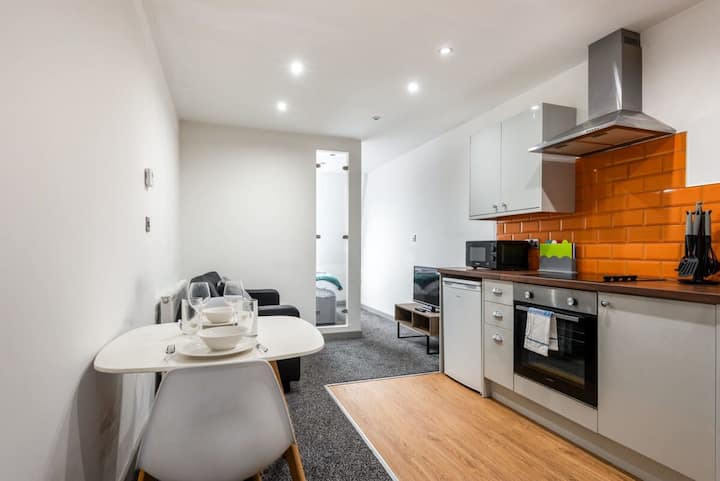 Compact Budget 1 Bed Flat In Halifax Centre - Ripponden