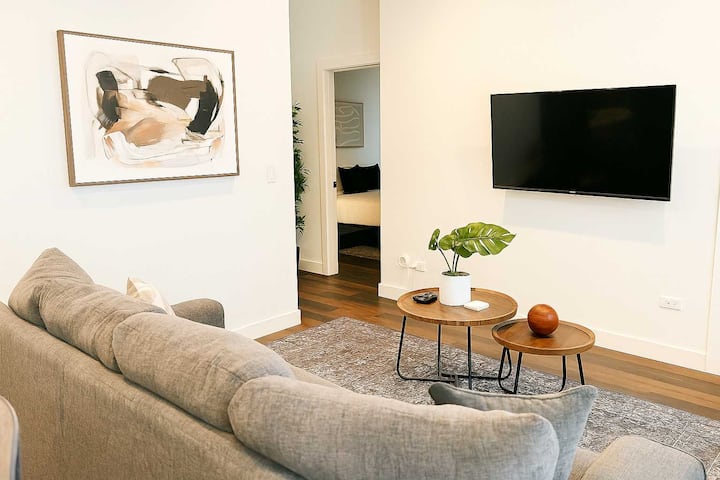 Stylish 4br Stay-prime Location - Chicago, IL