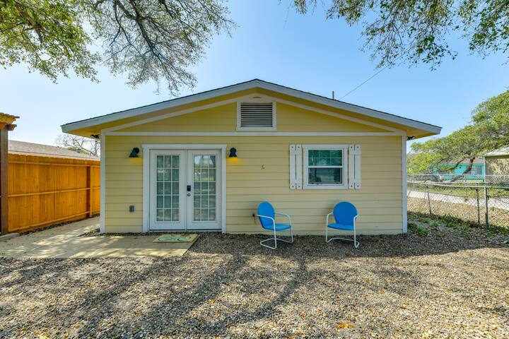 Walk To Pier & Dining: Central Rockport Cottage - Rockport, TX