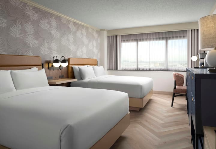 Newly Renovated Hotel Near Lax! Restaurant, Pool! - Los Angeles, CA