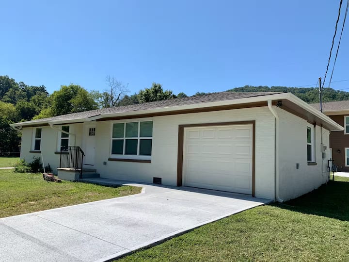 9 Bedroom Group-friendly Retreat In Pigeon Forge - Pigeon Forge, TN