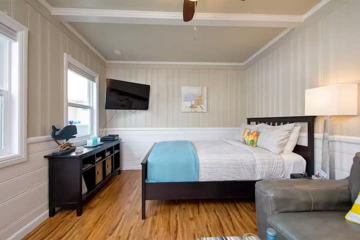 Bayfront Studio, Walk To Beach & Shops | Edgewater - Newport Beach, CA