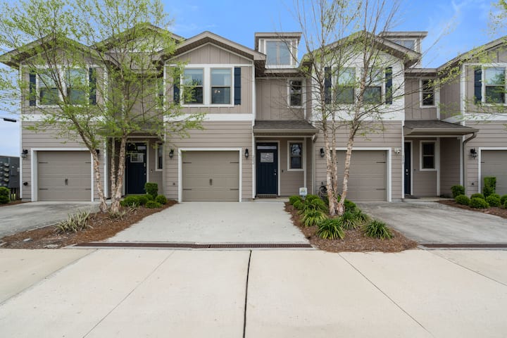 Updated Dog-friendly Townhome | Downtown Pensacola - Pensacola, FL