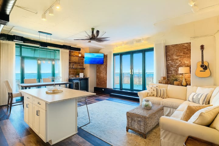 Spacious Wrap Around Patio Incredible Views! - Sandusky, OH