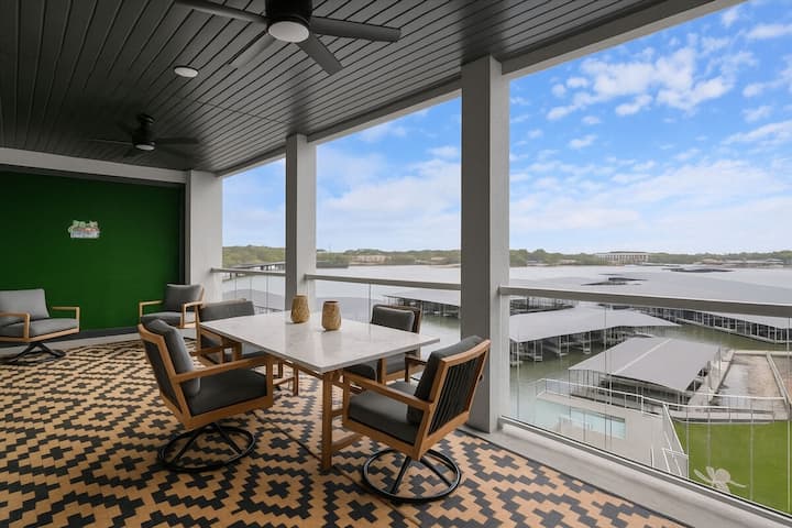 Family-fun Topsider W/ Views, Pools, Pack N' Play - Lake Ozark, MO