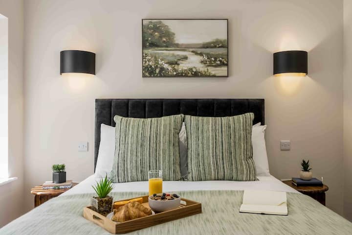 Luxurious Seaside Retreat With Balcony - Poole