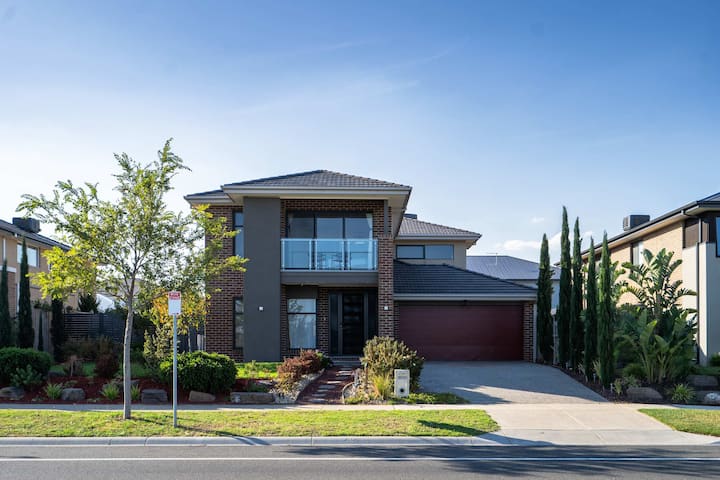 Lux Clyde North Super Spacious Retreat - Clyde North