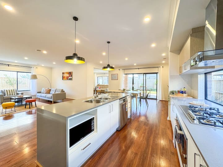 Lux Clyde North Super Spacious Retreat - Beaconsfield