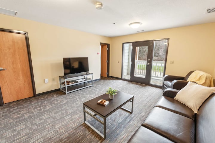 Your Go-to Getaway | Clean, Bright, And Connected - Crestline, OH