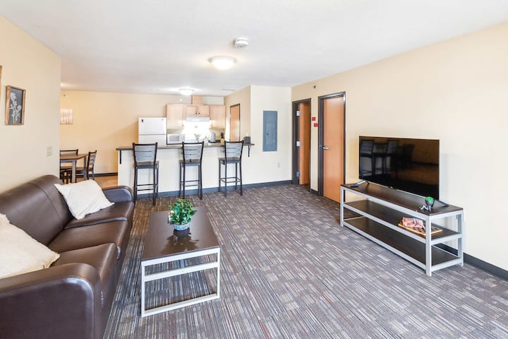 Work. Stream. Unwind. | Bright + Spacious Feel - Veteran's Park, Shelby