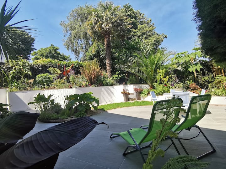 Falmouth Oasis With Sub-tropical Garden & Parking - 팰머스