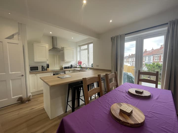 Refined Comfort In The Heart Of Bedminster - Chew Valley Lake