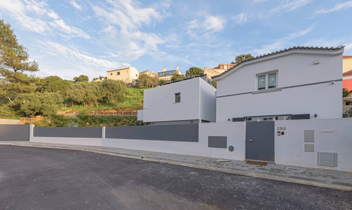 Discover Estoril's Charm! Anémona Rosa - Estoril