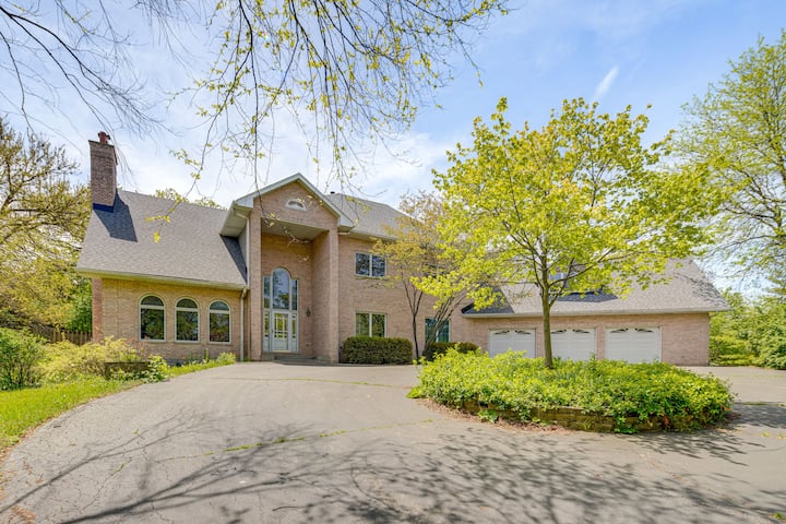 Hot Tub & Sauna: Hoffman Estates Villa In Elgin! - Hoffman Estates, IL